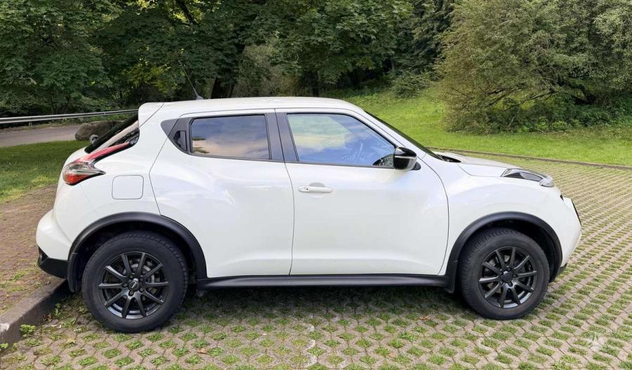 White Nissan Juke 2016 in Vilnius, with an engine capacity of 1.60 L and mileage of 37 thousand km for 9500 €, photo 9 on AUTOMOTO.COM.LV