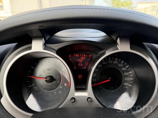 White Nissan Juke 2017 in Riga, with an engine capacity of 1.60 L and mileage of 137 thousand km for 8500 €, photo 4 on AUTOMOTO.COM.LV