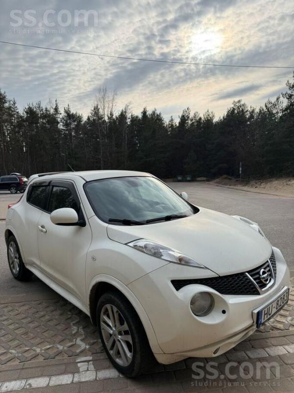 White Nissan Juke 2011 in Riga, with an engine capacity of 1.60 L and mileage of 209 thousand km for 4400 €, photo 2 on AUTOMOTO.COM.LV