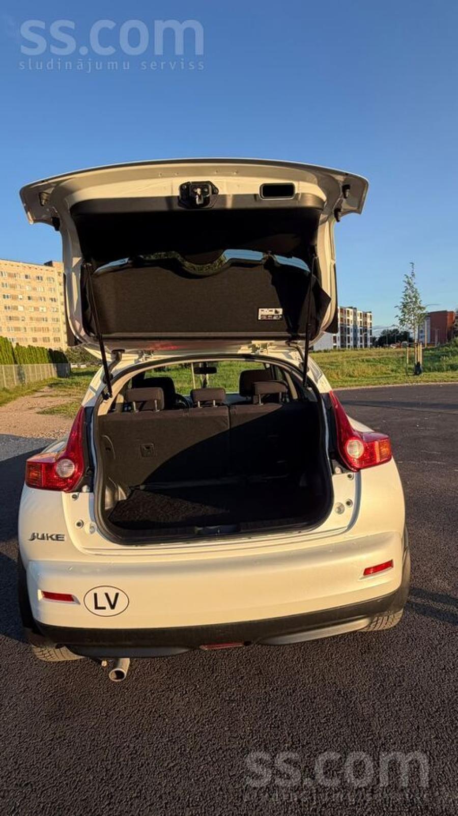 White Nissan Juke 2013 in Riga, with an engine capacity of 1.60 L and mileage of 133 thousand km for 6500 €, photo 5 on AUTOMOTO.COM.LV