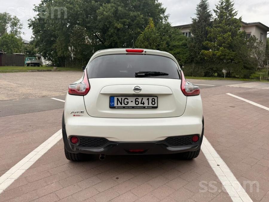 White Nissan Juke 2015 in Valmiera, with an engine capacity of 1.60 L and mileage of 192 thousand km for 7250 €, photo 4 on AUTOMOTO.COM.LV