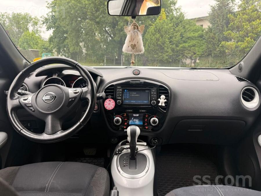 White Nissan Juke 2015 in Valmiera, with an engine capacity of 1.60 L and mileage of 192 thousand km for 7250 €, photo 5 on AUTOMOTO.COM.LV