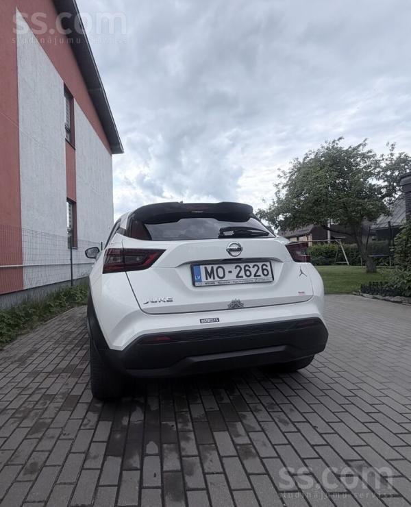 White Nissan Juke 2022 in Riga, with an engine capacity of 1.00 L and mileage of 95 thousand km for 13700 €, photo 3 on AUTOMOTO.COM.LV