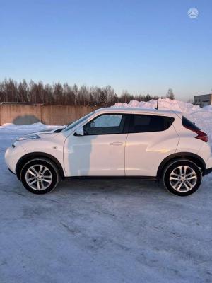 White Nissan Juke 2014 in Panevezys, with an engine capacity of 1.60 L and mileage of 94 thousand km for 5100 €, photo 8 on AUTOMOTO.COM.LV