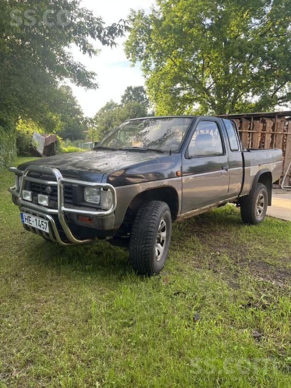 Black Nissan king-cab 1991 in Kuldiga, with an engine capacity of 2.50 L and mileage of 313 thousand km for 1500 €, photo 1 on AUTOMOTO.COM.LV