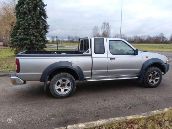 Grey Nissan king-cab 2009 in Marijampole, with an engine capacity of 2.49 L and mileage of 156 thousand km for 3950 €, photo 8 on AUTOMOTO.COM.LV