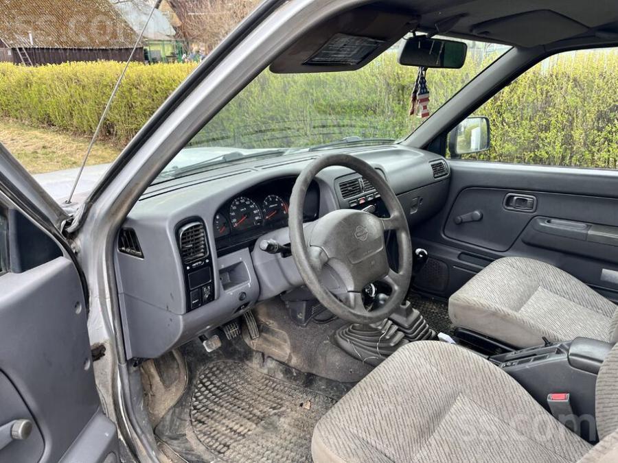 Pelēks Nissan king-cab 1999 Valka, ar dzinēja tilpumu 2.50 L un nobraukumu 500 tūkst. km par 4500 €, foto 3 vietnē AUTOMOTO.COM.LV