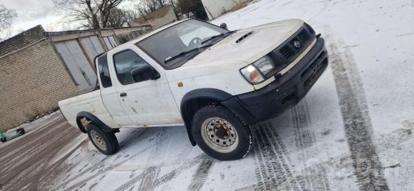 White Nissan king-cab 2001 in Riga, with an engine capacity of 2.50 L and mileage of 235 thousand km for 2000 €, photo 1 on AUTOMOTO.COM.LV