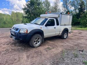 White Nissan king-cab 2005 in Cesis, with an engine capacity of 2.50 L and mileage of 413 thousand km for 3999 €, photo  on AUTOMOTO.COM.LV