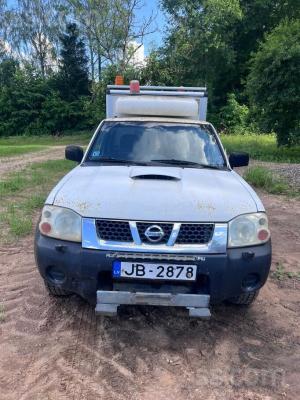 White Nissan king-cab 2005 in Cesis, with an engine capacity of 2.50 L and mileage of 413 thousand km for 3999 €, photo 2 on AUTOMOTO.COM.LV