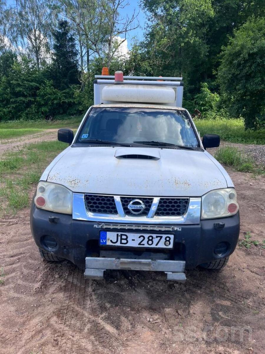 White Nissan king-cab 2005 in Cesis, with an engine capacity of 2.50 L and mileage of 413 thousand km for 3999 €, photo 2 on AUTOMOTO.COM.LV