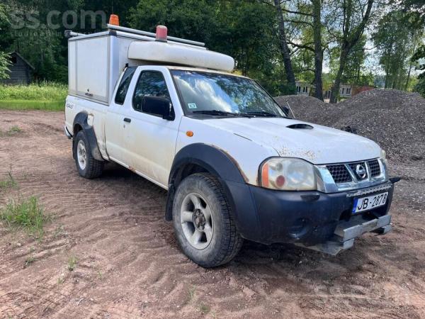 White Nissan king-cab 2005 in Cesis, with an engine capacity of 2.50 L and mileage of 413 thousand km for 3999 €, photo 3 on AUTOMOTO.COM.LV