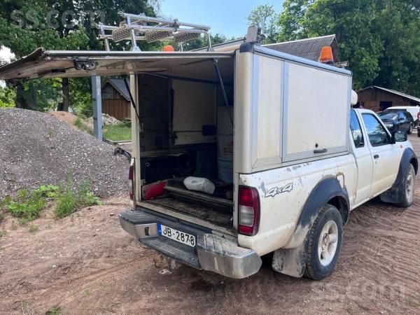 White Nissan king-cab 2005 in Cesis, with an engine capacity of 2.50 L and mileage of 413 thousand km for 3999 €, photo 5 on AUTOMOTO.COM.LV