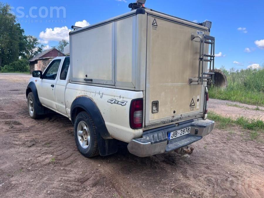 White Nissan king-cab 2005 in Cesis, with an engine capacity of 2.50 L and mileage of 413 thousand km for 3999 €, photo 6 on AUTOMOTO.COM.LV