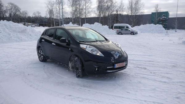 Melns Nissan Leaf 2015 Viļņa, ar dzinēja tilpumu 0.00 L un nobraukumu 70 tūkst. km par 6200 €, foto 2 vietnē AUTOMOTO.COM.LV