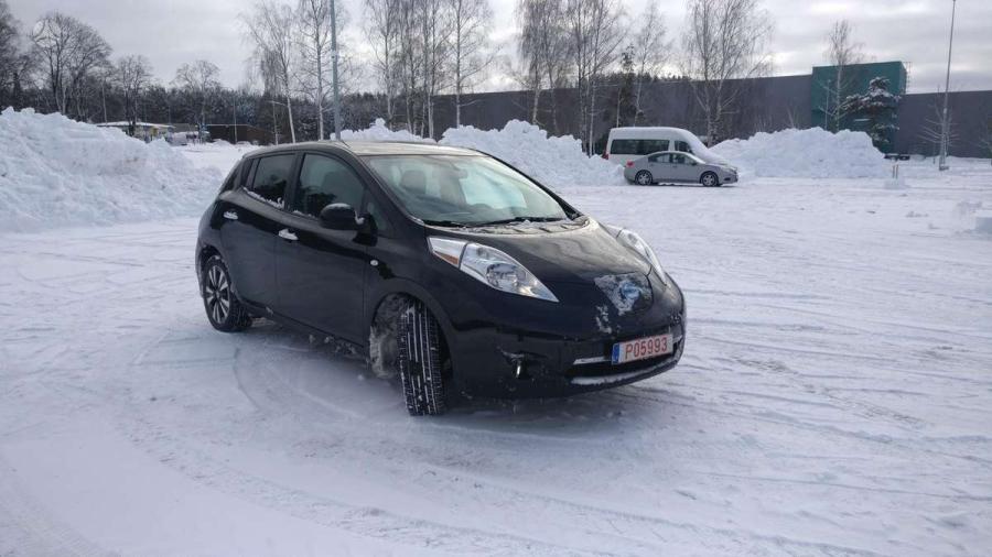 Melns Nissan Leaf 2015 Viļņa, ar dzinēja tilpumu 0.00 L un nobraukumu 70 tūkst. km par 6200 €, foto 2 vietnē AUTOMOTO.COM.LV
