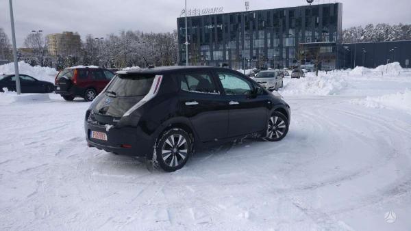 Melns Nissan Leaf 2015 Viļņa, ar dzinēja tilpumu 0.00 L un nobraukumu 70 tūkst. km par 6200 €, foto 3 vietnē AUTOMOTO.COM.LV