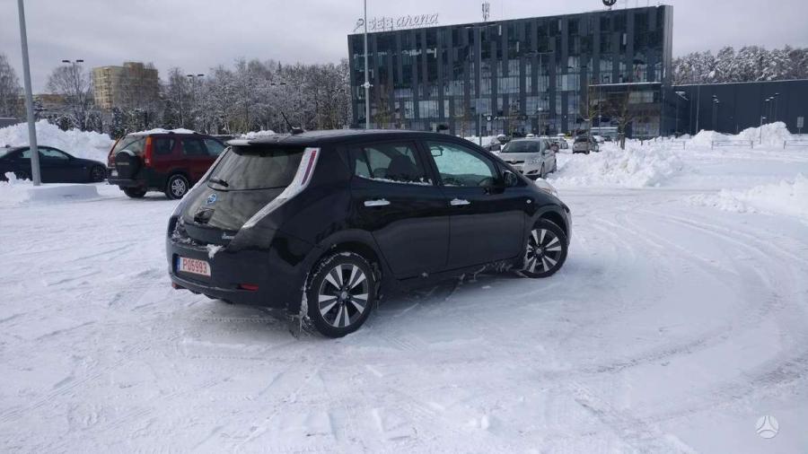 Melns Nissan Leaf 2015 Viļņa, ar dzinēja tilpumu 0.00 L un nobraukumu 70 tūkst. km par 6200 €, foto 3 vietnē AUTOMOTO.COM.LV
