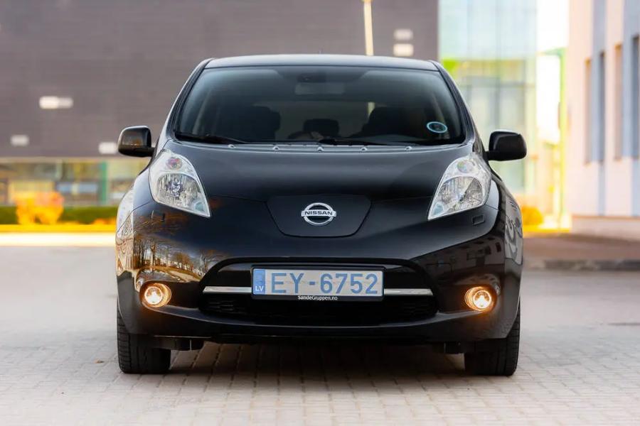 Black Nissan Leaf 2015 in Jelgava, with an engine capacity of 0.00 L and mileage of 134 thousand km for 5900 €, photo 4 on AUTOMOTO.COM.LV