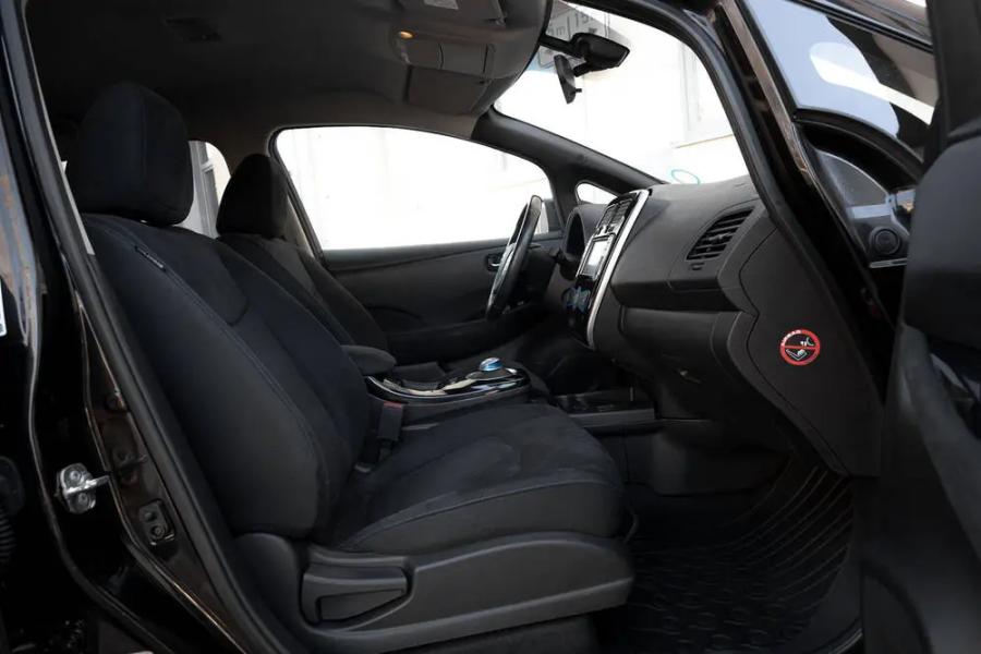 Black Nissan Leaf 2015 in Jelgava, with an engine capacity of 0.00 L and mileage of 134 thousand km for 5900 €, photo 18 on AUTOMOTO.COM.LV