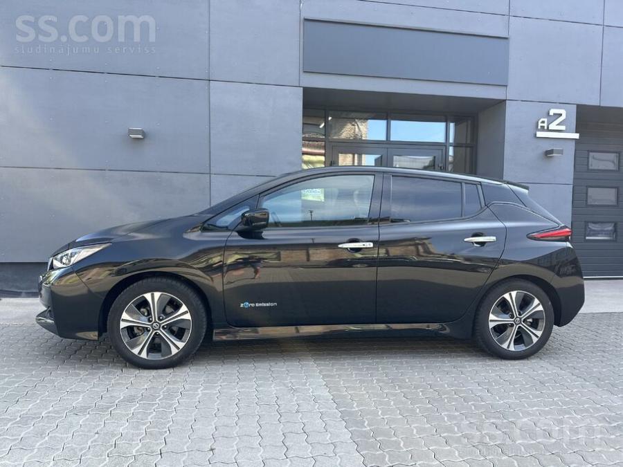 Black Nissan Leaf 2018 in Riga, with an engine capacity of 0.00 L and mileage of 90 thousand km for 11990 €, photo 4 on AUTOMOTO.COM.LV