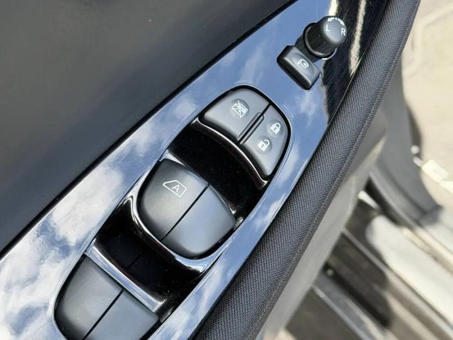 Black Nissan Leaf 2019 in Riga, with an engine capacity of 0.00 L and mileage of 67 thousand km for 11900 €, photo 6 on AUTOMOTO.COM.LV