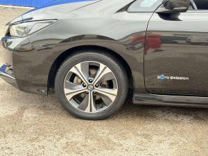 Black Nissan Leaf 2020 in Kaunas, with an engine capacity of 0.00 L and mileage of 88 thousand km for 14500 €, photo 38 on AUTOMOTO.COM.LV