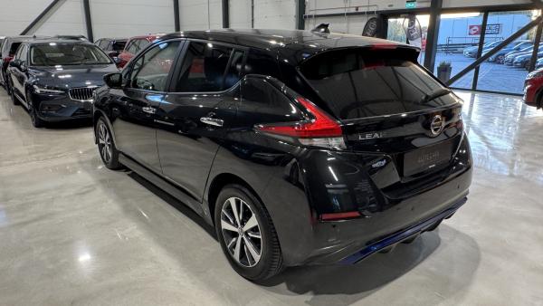 Nissan Leaf 2020 Rīga vietnē Melns Nissan Leaf 2020 Rīga, ar dzinēja tilpumu 0.00 L un nobraukumu 62 tūkst. km par 15990 €, foto 5 vietnē AUTOMOTO.COM.LV