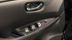 Melns Nissan Leaf 2021 Rīga, ar dzinēja tilpumu 0.00 L un nobraukumu 40 tūkst. km par 15990 €, foto 23 vietnē AUTOMOTO.COM.LV