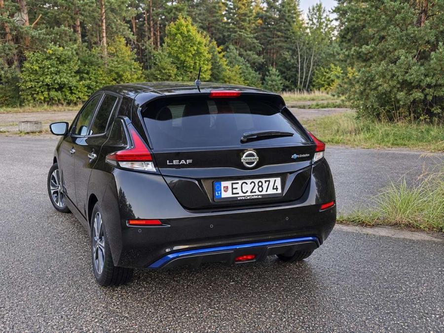 Black Nissan Leaf 2021 in Vilnius, with an engine capacity of 0.00 L and mileage of 75 thousand km for 15000 €, photo 4 on AUTOMOTO.COM.LV