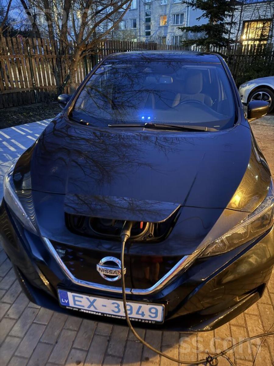 Black Nissan Leaf 2018 in Riga, with an engine capacity of 0.00 L and mileage of 160 thousand km for 10000 €, photo 7 on AUTOMOTO.COM.LV