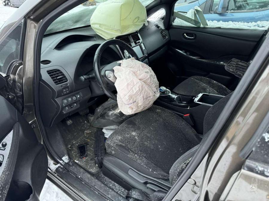 Brown Nissan Leaf 2016 in Siauliai, with an engine capacity of 0.00 L and mileage of 77 thousand km for 2250 €, photo 10 on AUTOMOTO.COM.LV