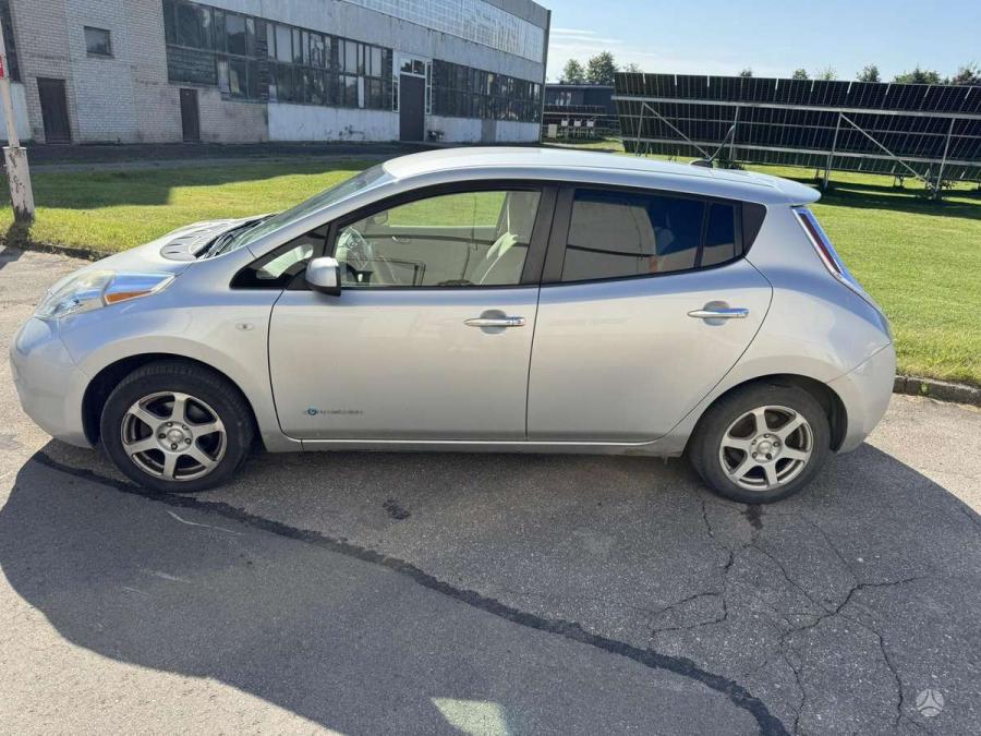 Grey Nissan Leaf 2012 in Kaunas, with an engine capacity of 0.00 L and mileage of 139 thousand km for 3300 €, photo 1 on AUTOMOTO.COM.LV