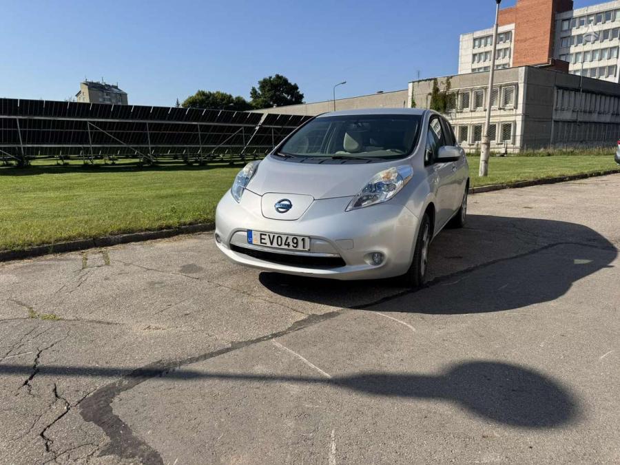 Grey Nissan Leaf 2012 in Kaunas, with an engine capacity of 0.00 L and mileage of 139 thousand km for 3300 €, photo 5 on AUTOMOTO.COM.LV