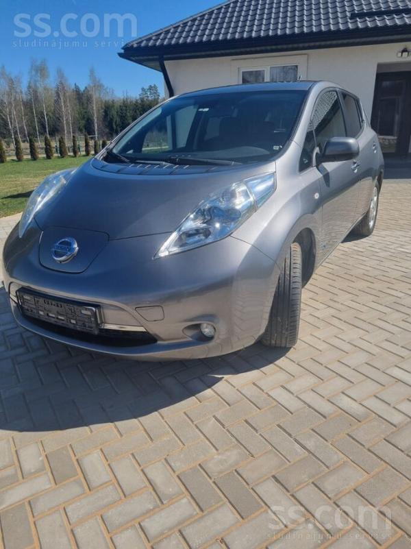 Pelēks Nissan Leaf 2014 Daugavpils, ar dzinēja tilpumu 0.00 L un nobraukumu 114 tūkst. km par 3600 €, foto 1 vietnē AUTOMOTO.COM.LV