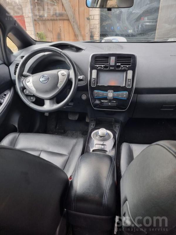 Pelēks Nissan Leaf 2014 Daugavpils, ar dzinēja tilpumu 0.00 L un nobraukumu 114 tūkst. km par 3600 €, foto 3 vietnē AUTOMOTO.COM.LV