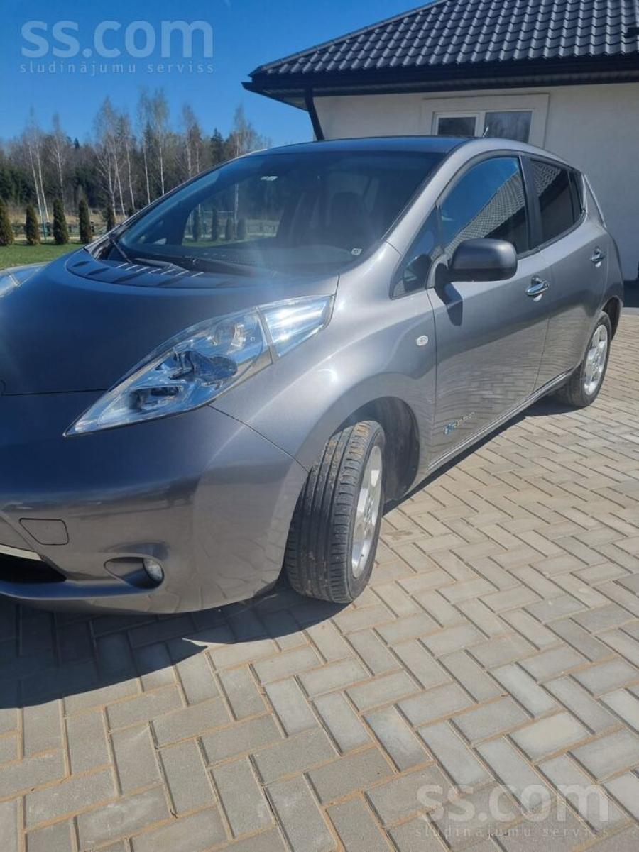 Pelēks Nissan Leaf 2014 Daugavpils, ar dzinēja tilpumu 0.00 L un nobraukumu 114 tūkst. km par 3600 €, foto 5 vietnē AUTOMOTO.COM.LV