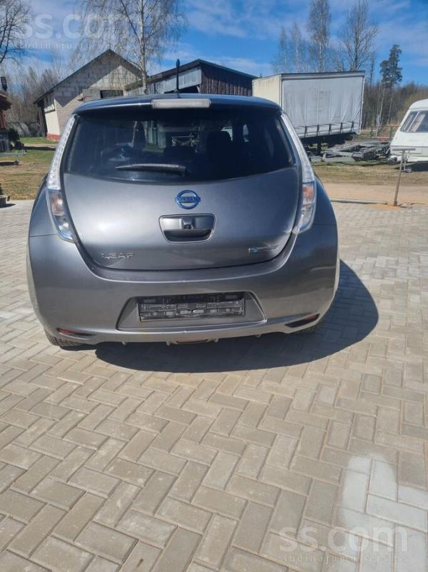 Pelēks Nissan Leaf 2014 Daugavpils, ar dzinēja tilpumu 0.00 L un nobraukumu 114 tūkst. km par 3600 €, foto 5 vietnē AUTOMOTO.COM.LV