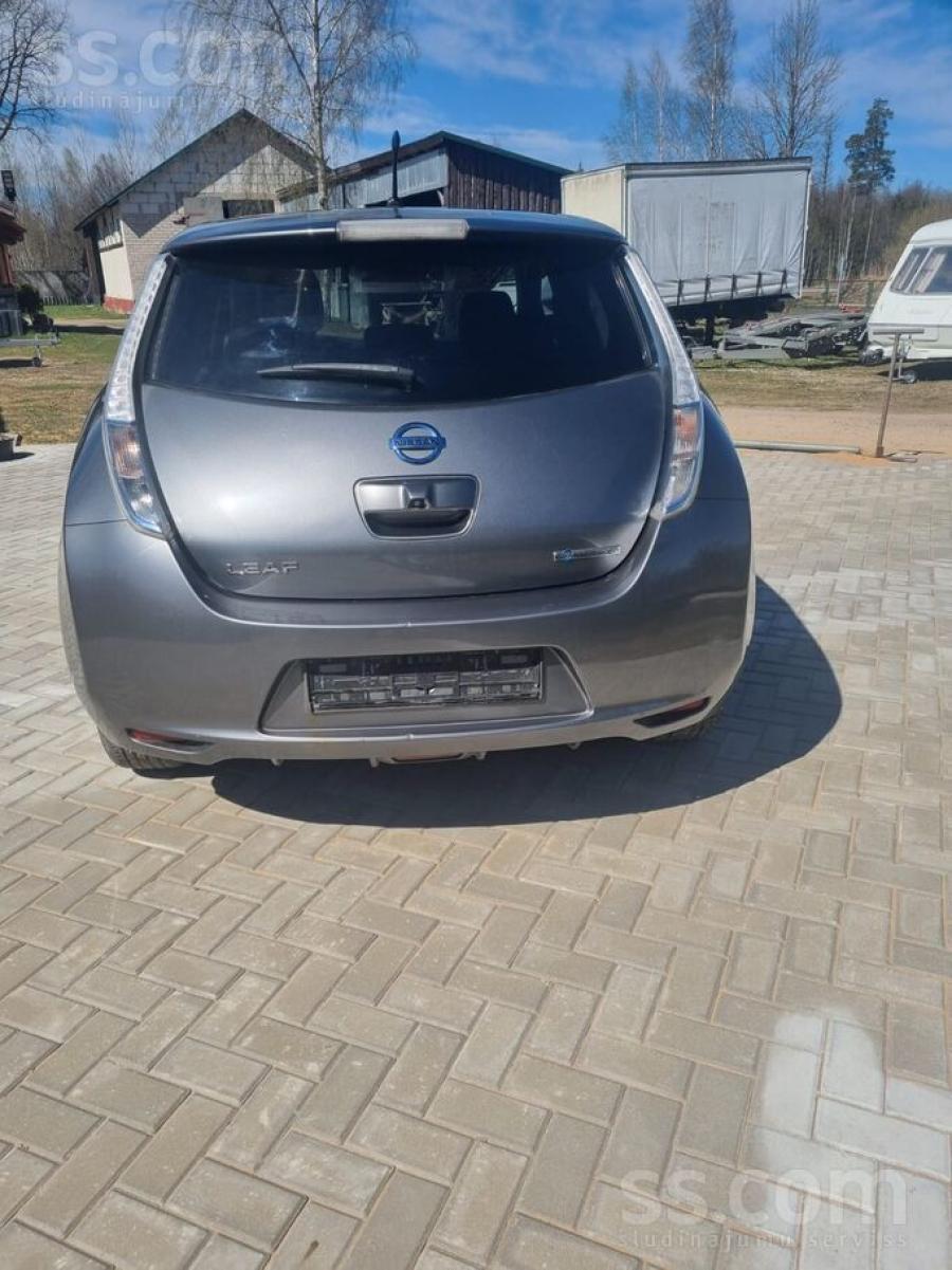 Pelēks Nissan Leaf 2014 Daugavpils, ar dzinēja tilpumu 0.00 L un nobraukumu 114 tūkst. km par 3600 €, foto 6 vietnē AUTOMOTO.COM.LV