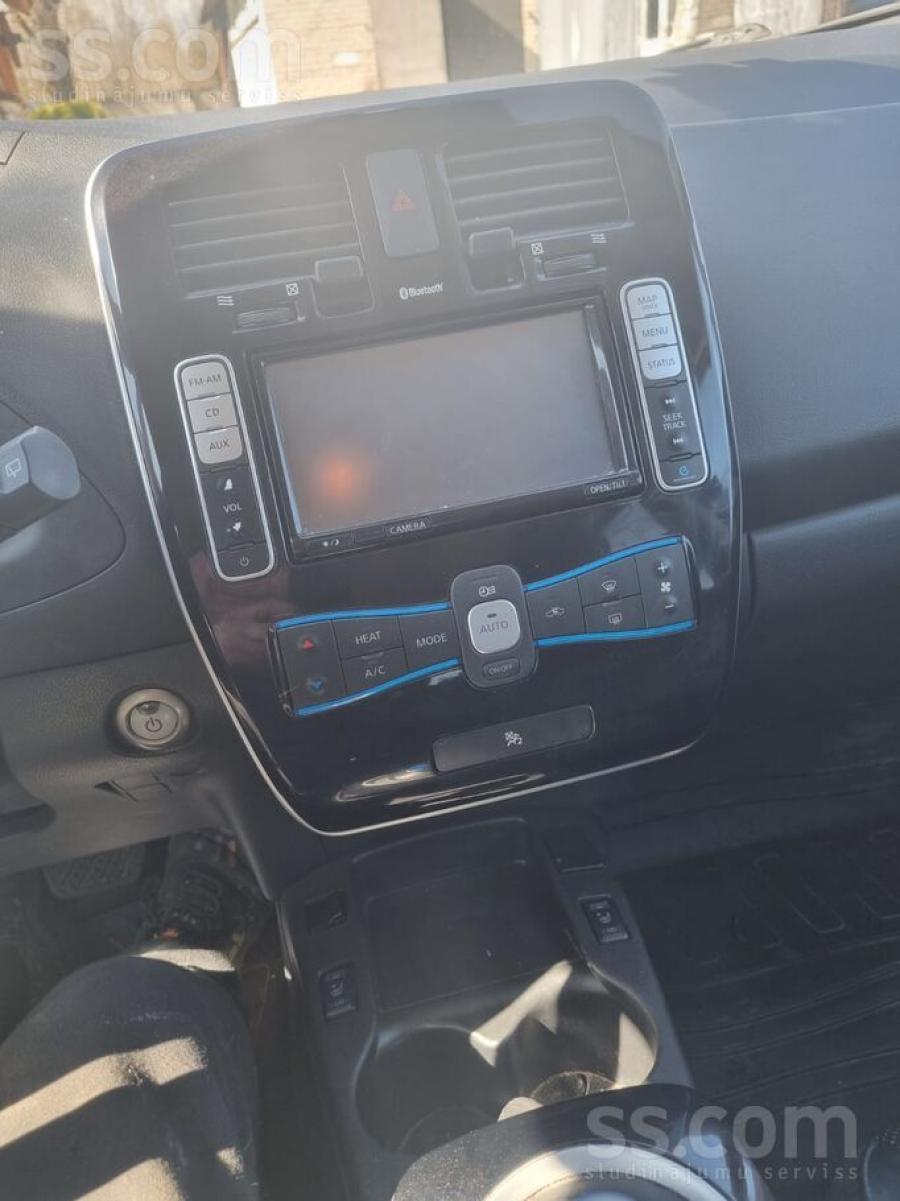 Pelēks Nissan Leaf 2014 Daugavpils, ar dzinēja tilpumu 0.00 L un nobraukumu 114 tūkst. km par 3600 €, foto 14 vietnē AUTOMOTO.COM.LV