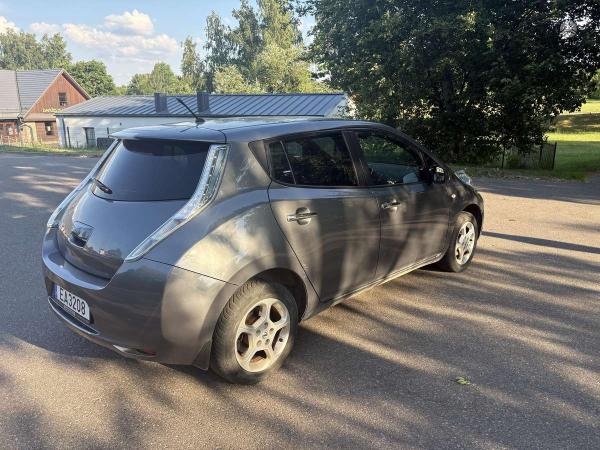 Pelēks Nissan Leaf 2014 Viļņa, ar dzinēja tilpumu 0.00 L un nobraukumu 168 tūkst. km par 3550 €, foto 4 vietnē AUTOMOTO.COM.LV