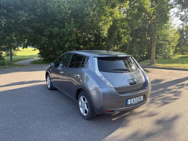 Pelēks Nissan Leaf 2014 Viļņa, ar dzinēja tilpumu 0.00 L un nobraukumu 168 tūkst. km par 3550 €, foto 6 vietnē AUTOMOTO.COM.LV