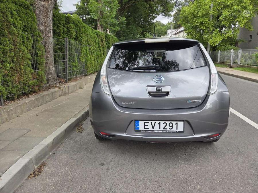 Pelēks Nissan Leaf 2015 Viļņa, ar dzinēja tilpumu 0.00 L un nobraukumu 76 tūkst. km par 4700 €, foto 5 vietnē AUTOMOTO.COM.LV