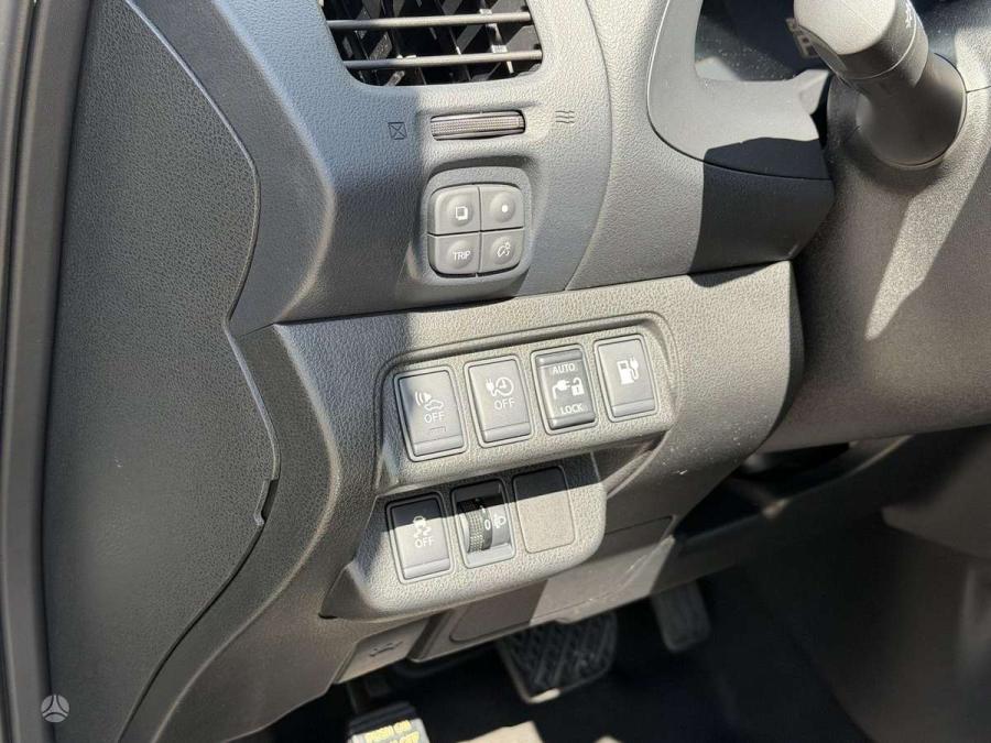 Grey Nissan Leaf 2015 in Taurage, with an engine capacity of 0.00 L and mileage of 73 thousand km for 5300 €, photo 40 on AUTOMOTO.COM.LV