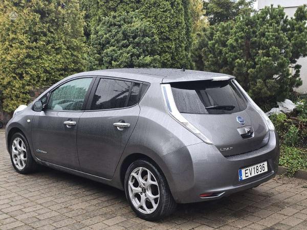 Pelēks Nissan Leaf 2016 Viļņa, ar dzinēja tilpumu 0.00 L un nobraukumu 100 tūkst. km par 5950 €, foto 3 vietnē AUTOMOTO.COM.LV