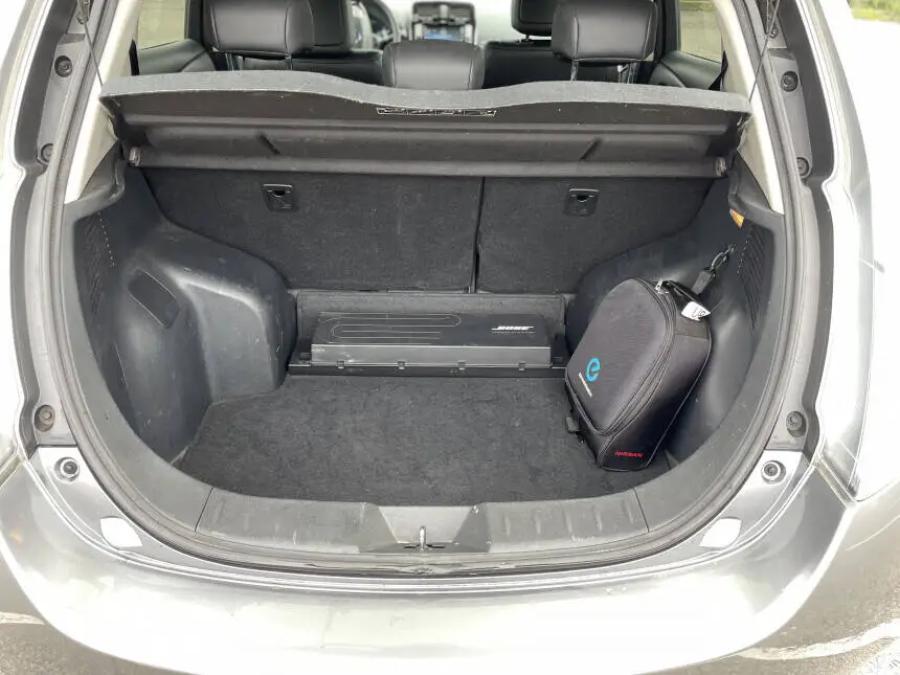 Pelēks Nissan Leaf 2017 Rīga, ar dzinēja tilpumu 0.00 L un nobraukumu 126 tūkst. km par 12500 €, foto 11 vietnē AUTOMOTO.COM.LV