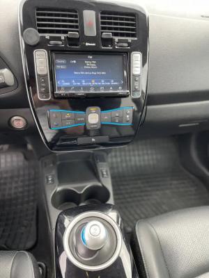 Pelēks Nissan Leaf 2017 Rīga, ar dzinēja tilpumu 0.00 L un nobraukumu 126 tūkst. km par 12500 €, foto 12 vietnē AUTOMOTO.COM.LV