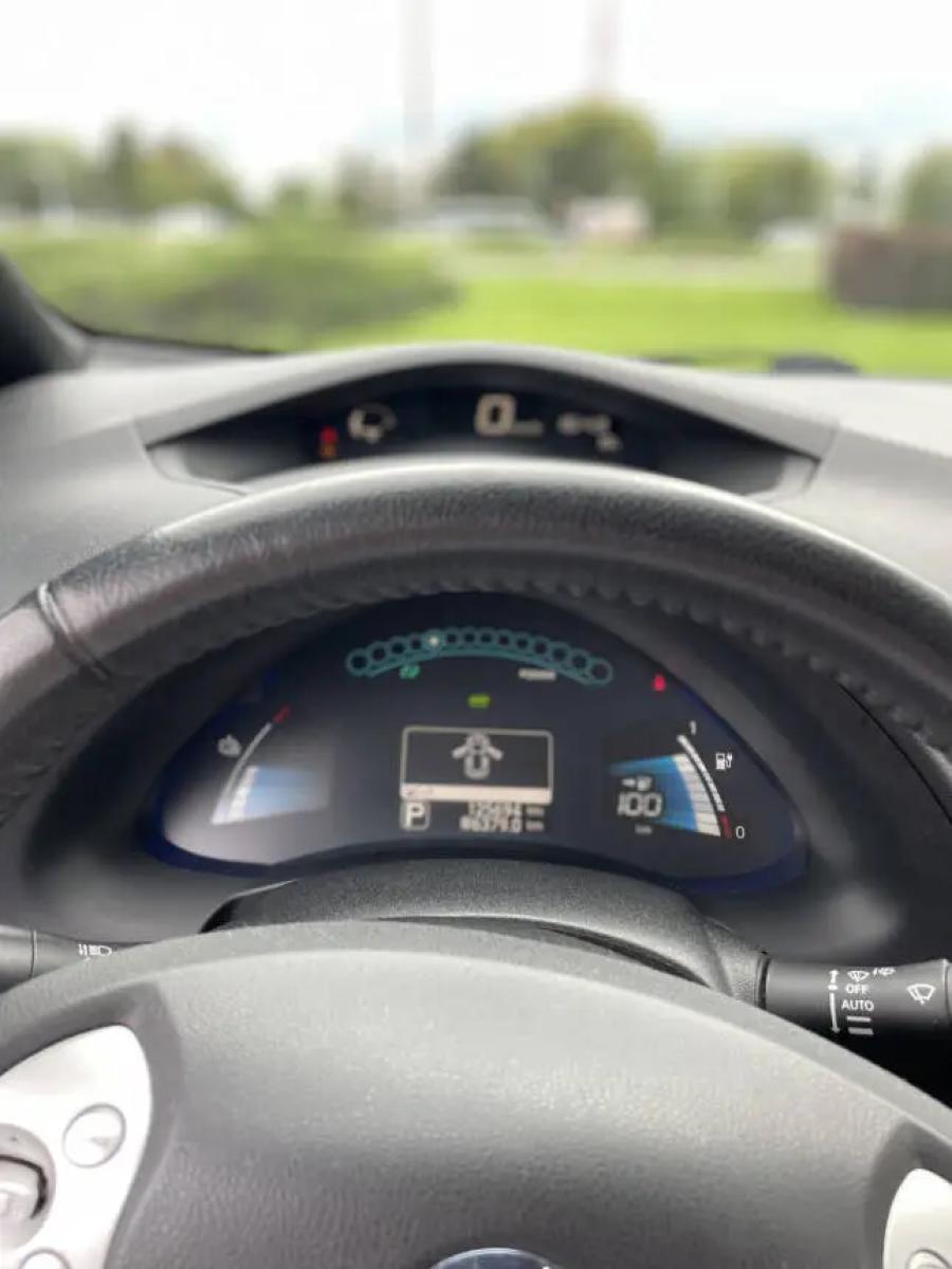 Pelēks Nissan Leaf 2017 Rīga, ar dzinēja tilpumu 0.00 L un nobraukumu 126 tūkst. km par 12500 €, foto 14 vietnē AUTOMOTO.COM.LV