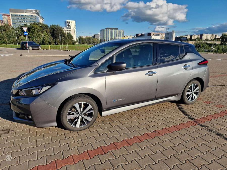 Pelēks Nissan Leaf 2018 Viļņa, ar dzinēja tilpumu 0.00 L un nobraukumu 52 tūkst. km par 12900 €, foto 4 vietnē AUTOMOTO.COM.LV