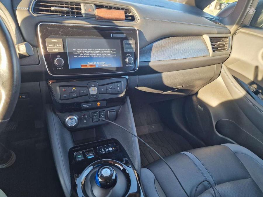 Pelēks Nissan Leaf 2018 Viļņa, ar dzinēja tilpumu 0.00 L un nobraukumu 52 tūkst. km par 12900 €, foto 22 vietnē AUTOMOTO.COM.LV